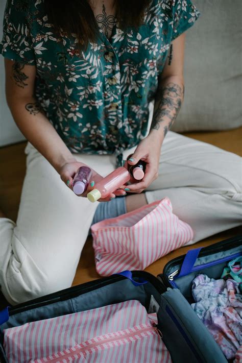 Viagem De Lazer 가방 가정 조직 개인 관리 개인 물품 깔끔한 깔끔함 꽃 무늬 셔츠 꽃무늬 라이프스타일 문신 배열 병 사람 세면 용품