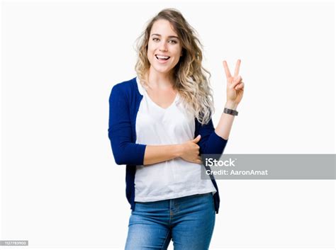 아름 다운 젊은 금발 여자 승리 기호를 수행 하는 카메라에 행복 한 얼굴로 웃 고 고립 된 배경 위에 2 번 한 명의 여자만에 대한 스톡 사진 및 기타 이미지 Istock