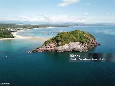 프라 추 압 키 리 칸 태국의 후 아 힌 섬의 조감도 이 지역의 외딴 열 대 섬은 특별 한 해양 생물 다양성의 고향 이며 산호 삼각형의 일부입니다 0명에 대한 스톡 사진 및