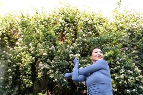 中年女子在街心公园健身 包图企业站