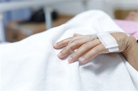 손에 주입 식염수와 누워 재활 침대 병원 동안 손 여성 환자를 닫습니다 가정의 방에 대한 스톡 사진 및 기타 이미지 가정의 방 간호사 개념 Istock