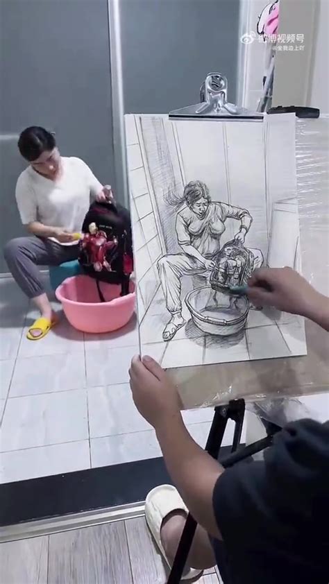 老妈让儿子给她画的素描 直播吧
