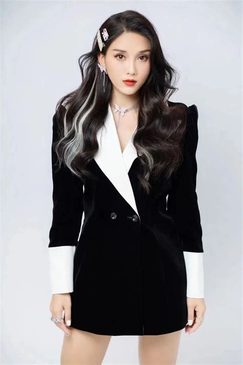 徐闻soho酒吧10月4日本周五全新美女艺员歌手mc蒙梦加盟苏荷，带给您首秀时间！ 徐闻苏荷酒吧徐闻soho Club