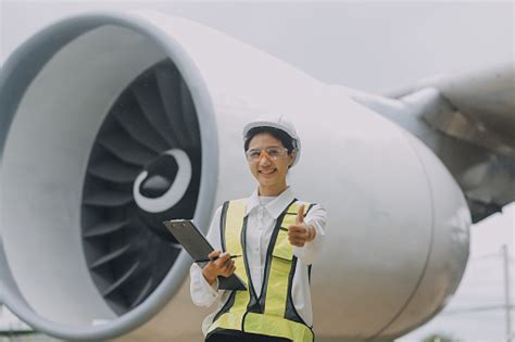 비행기 엔진을 수리하는 기술자 항공기 엔진을 점검하는 여성 항공 우주 공학 비행기 엔진을 검사하는 아시아 정비사 유지 보수