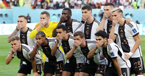 입 막은 채 단체사진 찍는 독일 베스트일레븐