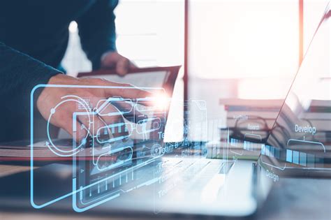 프로젝트 관리 및 프레젠테이션 개념 사무실에서 컴퓨터 랩톱의 가상 다이어그램을 가리키는 남자 연구 및 개발 경영자에 대한 스톡 사진 및 기타 이미지 Istock