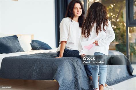 어머니를위한 놀라움 여자와 그녀의 딸은 집에서 함께 시간을 보내고 25 29세에 대한 스톡 사진 및 기타 이미지 25 29세