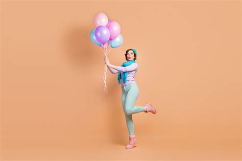 전체 길이의 몸 크기 보기 그녀의 좋은 매력적인 사랑스러운 예쁜 소녀 재미 꿈 쾌활한 쾌활한 여자 데 재미 에 들고 있는 손