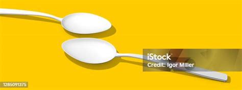 노란색 배경에 숟가락 레스토랑 카페 피자 가게의 디자인을위한 숟가락 광고 목적으로 부엌 숟가락의 미니멀 한 디자인 3d 일러스트레이션 3d 렌더링 3차원 형태에 대한 스톡