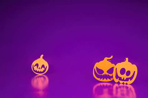 화가 난 오렌지색 종이 컷 호박 세 개가 보라색 배경에 서 있습니다 할로윈 개념 많은 빈 공간 10월에 대한 스톡 사진 및 기타 이미지 Istock