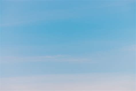푸른 날 맑은 하늘 빛 구름 하늘의 부드러운 푸른 흰색 그라데이션 멋진 날씨 아침의 배경입니다 복사 공간이 있는 아침에 천국 약간 흐린 배경 맑은 날의 분위기 0명에 대한