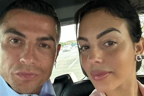 حياة جورجينا رودريغيز شريكة كريستيانو رونالدو في صور مجلة الجميلة