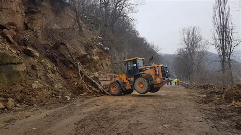 Край на блокадата Пуснаха трафика по Е 79 между Мездра и Ботевград