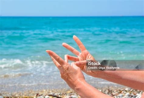 여성의 무두질 손 푸른 바다의 배경에 손가락의 다양한 제스처를합니다 힌두교 와이즈 개념에 대한 스톡 사진 및 기타 이미지 개념 개체 그룹 구도 Istock