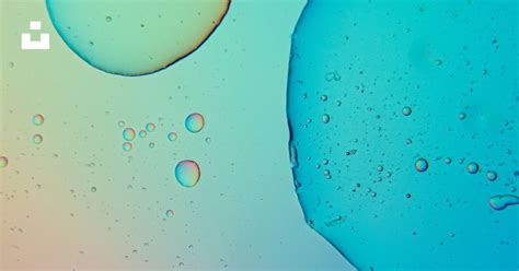 파란색 표면에 물방울 사진 Unsplash의 무료 물 이미지