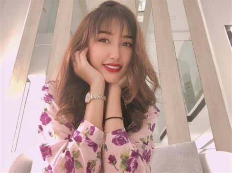 ကြည်လင် အေးမြတဲ့ မျက်နှာလေးနဲ့ ဆွဲဆောင်မှုရှိတဲ့ အပြုံးလေးပြုံးကာ မမအဖ