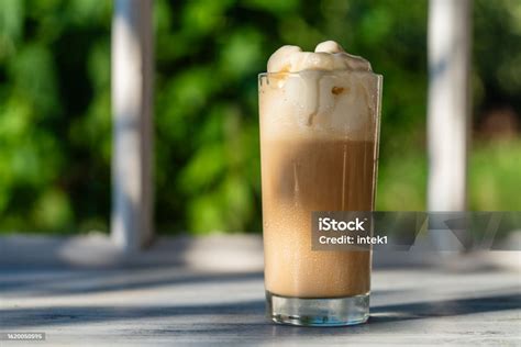 창문 옆 창턱에 아이스크림이 든 커피 한 잔 추운 여름 음료 근접 촬영 0명에 대한 스톡 사진 및 기타 이미지 0명 갈색
