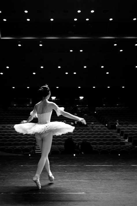 발레리나가 무대에서 우아하게 춤을 춥니다 사진 Unsplash의 무료 댄서 이미지