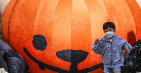 할로윈 캐릭터 앞에서