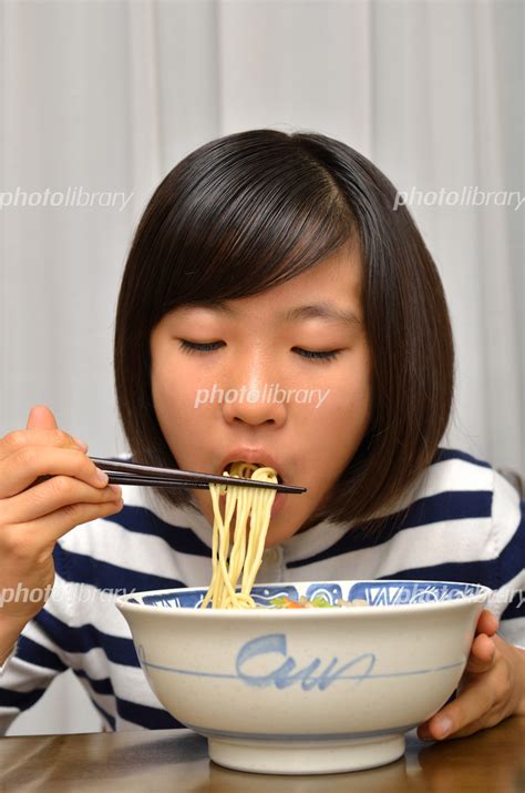 ラーメンを美味しそうに食べる女の子 写真素材 5309841 フォトライブラリー photolibrary