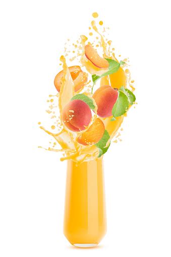 마시는 유리 살구 조각 녹색 잎 방울 튀김 흐름에 살구 주스는 흰색 배경에 공중 부양 절연 광고용 음료 라벨 제품 브랜딩 전단지 카드 포스터 건강한 식생활에 대한 스톡 사진