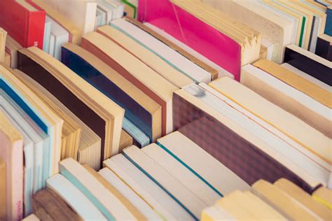 서점이나 도서관 방의 탁자 위에 많은 오래된 책들이 쌓여 있고 빈티지한 톤이 있다 0명에 대한 스톡 사진 및 기타 이미지 0명 갈색 고전 양식 Istock