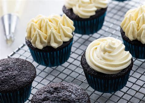 Chocolate Cupcakes With Cream Cheese Frosting Umami Girl