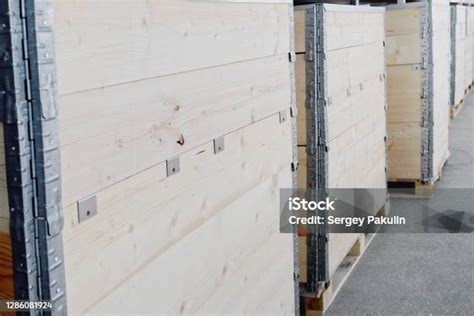 판자로 만든 나무 상자는 창고의 선반에 있습니다 복사 공간이 있는 패키징 0명에 대한 스톡 사진 및 기타 이미지 0명 나무 상자 러시아 Istock