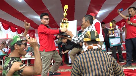 Bupati Satono Serahkan Hadiah Pemenang Pawai Pembangunan Yang Berlangsung Meriah Ppid