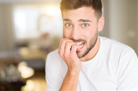 집에서 캐주얼 흰색 T 셔츠를 입고 젊은 잘생긴 남자 입 물고 손톱에 손으로 스트레스와 긴장을 찾고 불안 문제 T 셔츠에 대한 스톡 사진 및 기타 이미지 Istock