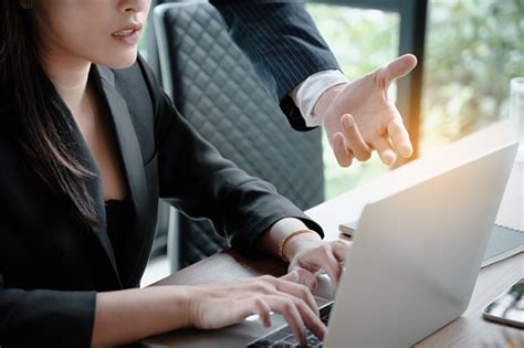 회의실에서 마케팅 계획에 대해 토론하거나 프리젠 테이션하는 사업가 및 사업가 경영자에 대한 스톡 사진 및 기타 이미지 경영자 계산기 공동체 Istock