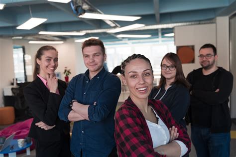 사업가 경쟁 및 사람들의 개념 현대적인 밝은 열린 공간 코워킹 스타트업 비즈니스 사무실에서 기업 회의에서 사업가와 사업가 팔씨름 5명에 대한 스톡 사진 및 기타 이미지