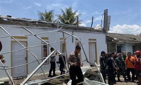 West Java Police Aid Tornado Evacuations Set Up 4 Relief Posts Inp