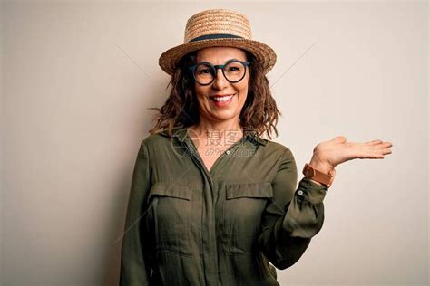 中年黑发女人戴着眼镜和帽子站在孤立的白色背景上高清图片下载 正版图片504130701 摄图网