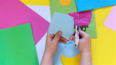 학교 용품 노란색 배경에 문구 캡션을위한 공간 연필로 그림을 그리고 색깔의 종이를 적용 할 준비가 된 아이 위쪽 보기 자르기에 대한 스톡 사진 및 기타 이미지 Istock