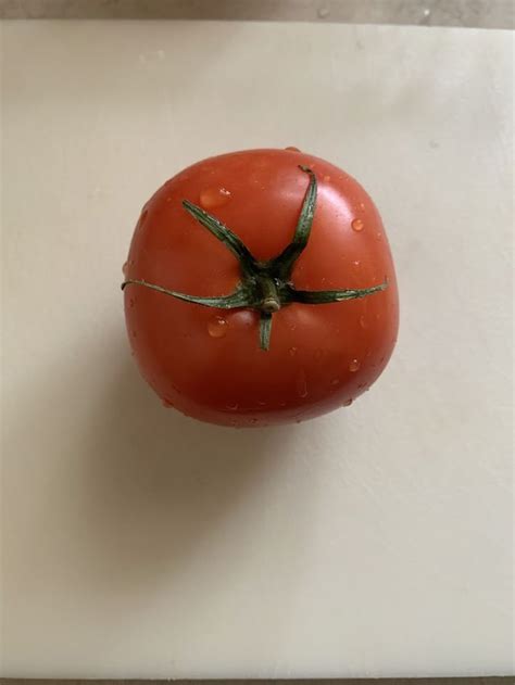 오에 있는 ⠀⠀⠀⠀⠀⠀⠀⠀님의 핀 토마토 배경 빈티지 라벨