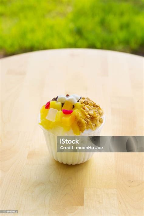 빙 수 팥 아이스 디저트 그것 의 팥 페이스트 우유 아이스크림 끈 적 한 떡 과일 칵테일 및 면도 얼음에 같은 물건 그것은 S 달 콤 하 고 매우 상쾌 0명에 대한 스톡