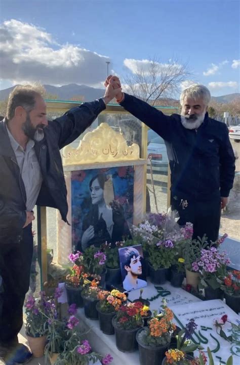 پدر محمدمهدی کرمی و پدر مهسا امینی بر مزار مهسا در سقز