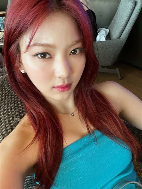 Stayc Community Post 우리 스윗들 오늘도 좋은 하루 Prety Girl Isa Red Hair