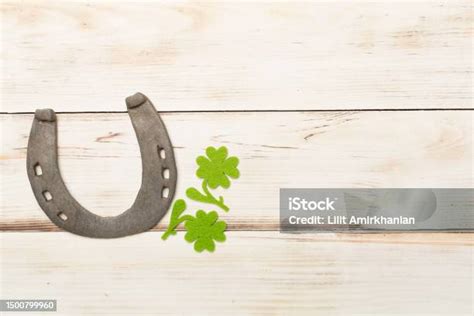 나무 배경에 클로버가 있는 말굽 평면도 성 패트릭 데이 개념 3월에 대한 스톡 사진 및 기타 이미지 3월 4가지 개체 St Patricks Day Istock