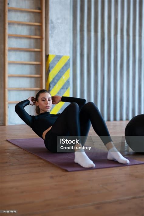 복부 크런치 운동을하는 여성에게 적합합니다 피트니스 훈련 돌기에 대한 스톡 사진 및 기타 이미지 돌기 복부 사람 복부 Istock