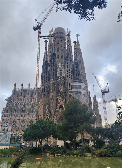 승한 사그라다 파밀리아 첨탑의 교훈 건축가 김희곤은 스페인은 건축이다라는 책에서 사그라다 파밀리아의 탑에서의 경험을 이렇게 표현했다 한없이 위로만 쳐다보는