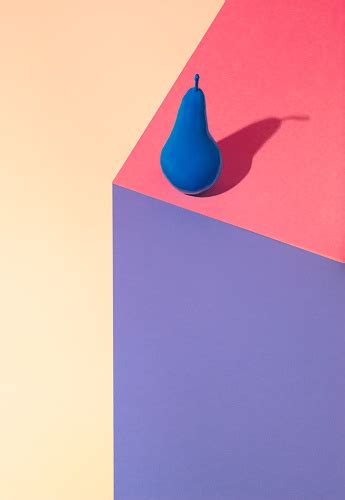 기하학적인 다채로운 배경에 배와 트렌디 한 등색 구성 종이 큐브에 파란색 배를 렌더링하는 3d 추상적인에 대한 스톡 사진 및