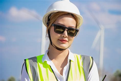 풍력 터빈 농장에서 일하는 엔지니어 팀 대체 에너지 개념에 의한 풍력 발전기를 이용한 재생 가능 에너지 20 24세에 대한 스톡 사진 및 기타 이미지 Istock