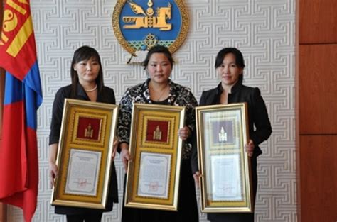 Монгол Улсын Ерөнхийлөгч Ц Элбэгдорж шилдэг залуу судлаач эрдэмтдэд 2012 оны нэрэмжит шагналаа