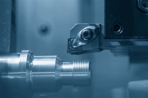 Cnc 선반 기계 스레드 절단 금속 스터드 부품의 끝에서 Cnc 장치에 대한 스톡 사진 및 기타 이미지 Cnc 장치 선반 제조설비 0명 Istock