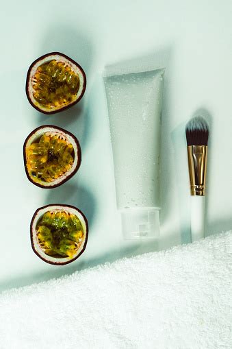 피부 관리를 위한 유기농 패션 프루트 세럼 유리 병에 천연 오일 화이트 크림 용기 천연 화장품 갈색에 대한 스톡 사진 및 기타 이미지 Istock