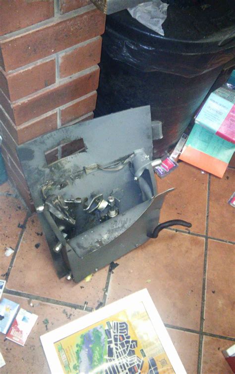 Vulstasie Roof Polisie Soek Na Ooggetuies