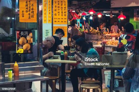 밤에 홍콩의 야외 길거리 음식 레스토랑에서 식사를 하는 사람들 레스토랑에 대한 스톡 사진 및 기타 이미지 레스토랑 홍콩 중국 문화 Istock