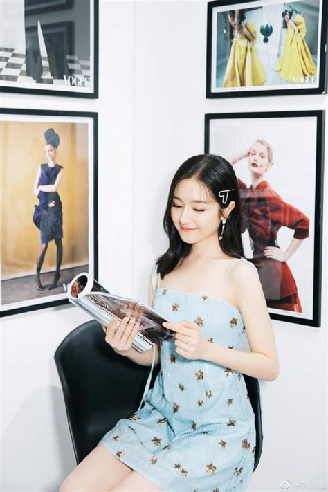 李兰迪穿淡蓝色星星吊带裙出席活动 肤白貌美少女感满满新浪图片